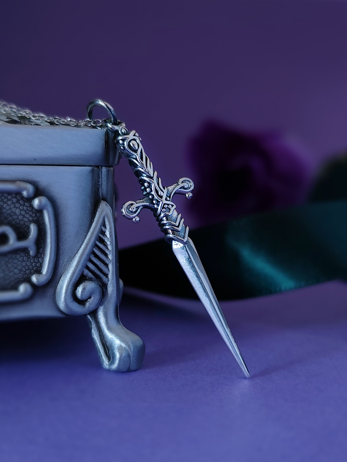 Paedyn Gray Dagger Necklace – Gadget4entertainment