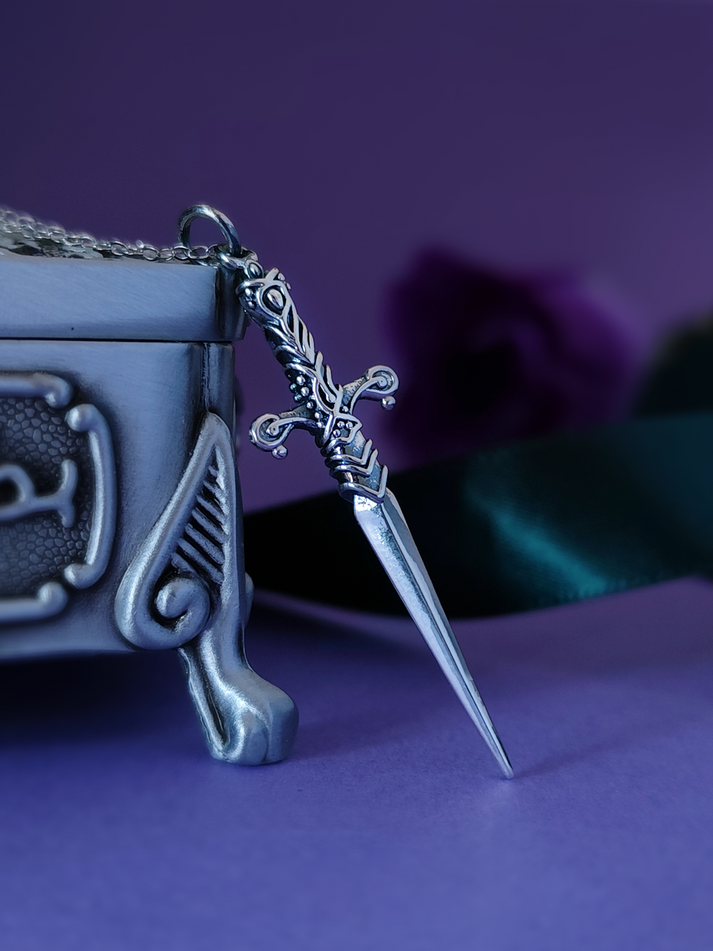 Paedyn Gray Dagger Necklace – Gadget4entertainment